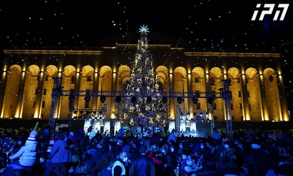 დედაქალაქის მთავარი საახალწლო ნაძვის ხე აინთო - კვირის პალიტრა