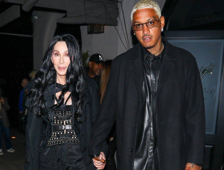 76 წლის შერი 36 წლის რეპერზეა შეყვარებული - წყვილი პაპარაცებთან ...