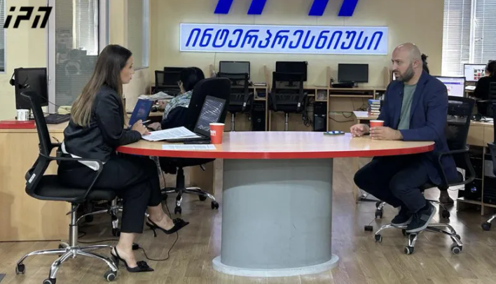 "ქალაქში სიკვდილი დადის, რომელიც ადამიანებს თავში ეცემა ...